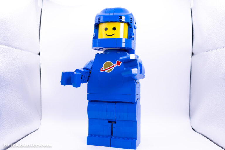 Review: LEGO Up-Scaled Blue Spaceman Minifigure (40921)